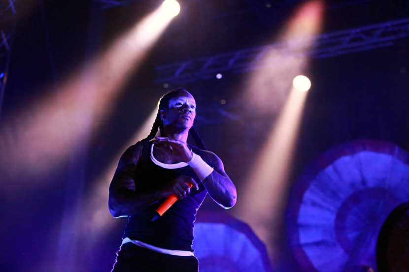 Strani mediji tvrde da je The Prodigy promenio stih pesme "Smack My ...