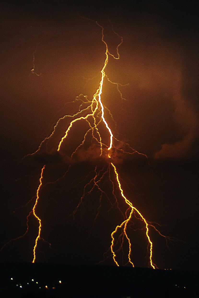 Zastrašujuća slika neba jutros u Novom Sadu: "Tako je jako pucalo da nas je trglo iz sna ...