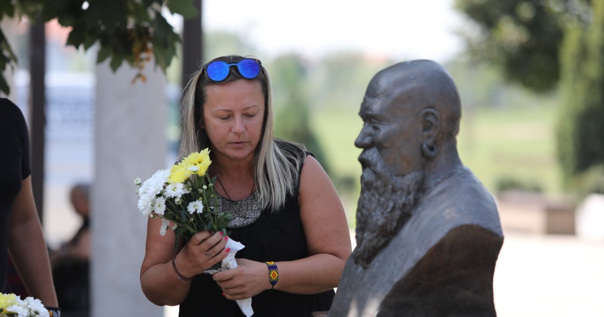 Porodica i prijatelji na sedmogodišnjem pomenu legendarnom Luisu (FOTO) - Telegraf.rs
