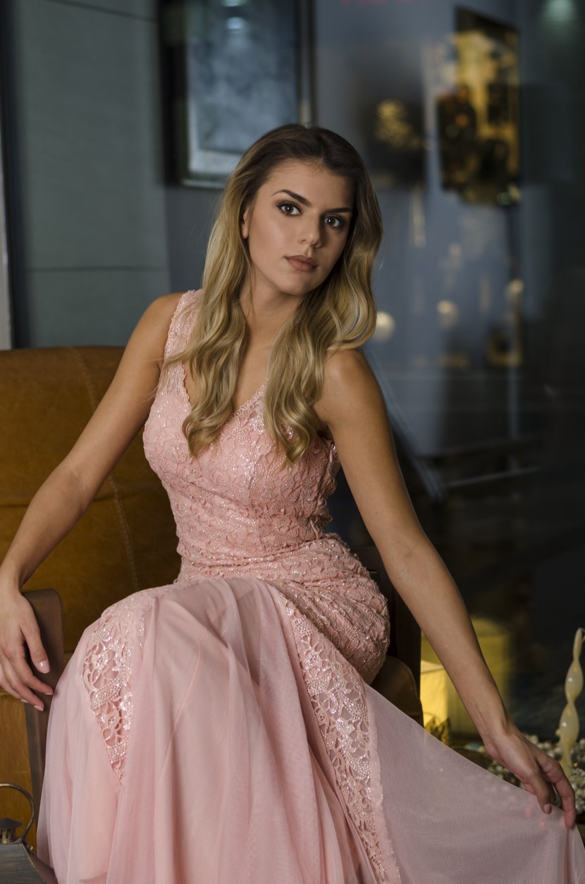 Mis Srbije Sanja Lovčević zablistala u novom Telegraf modnom ...