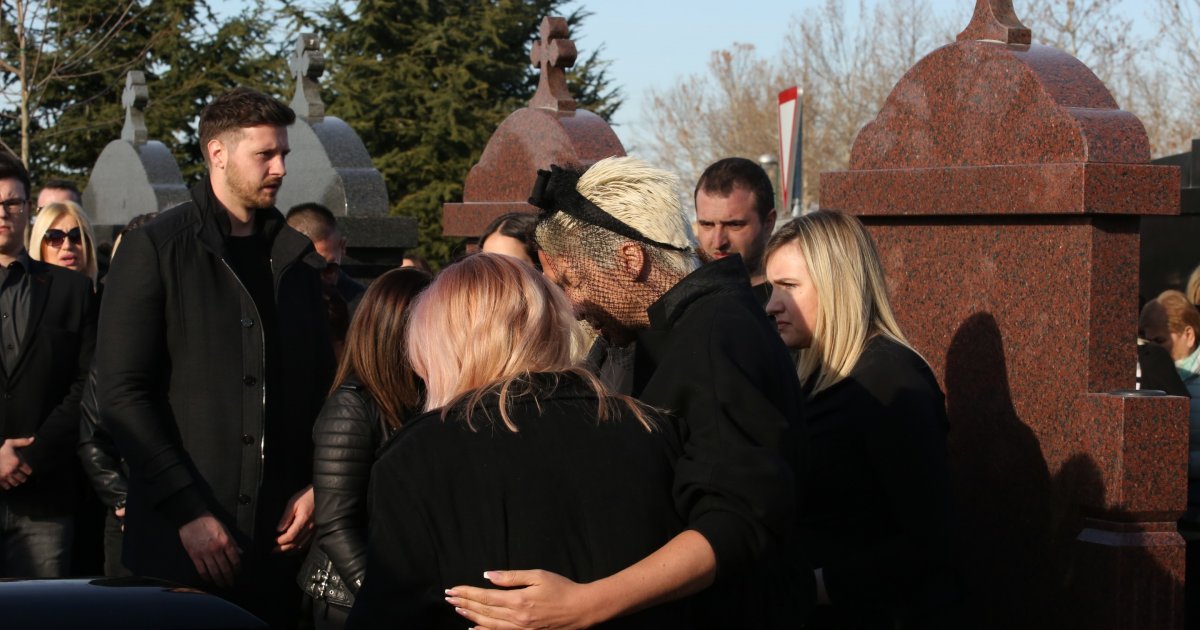 Dok je majku ispraćala uz pesmu "Bila je tako lijepa", Jelena je jedva stajala na nogama ...