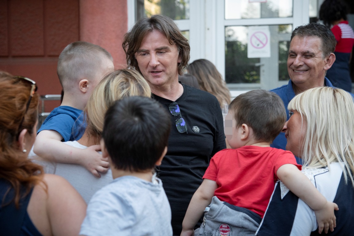 Željko Mitrović ispratio na letovanje i drugu grupu dece iz Zvečanske ...