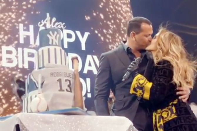 Džej Lo prekinula koncert da bi vereniku čestitala rođendan, moćno ga ...