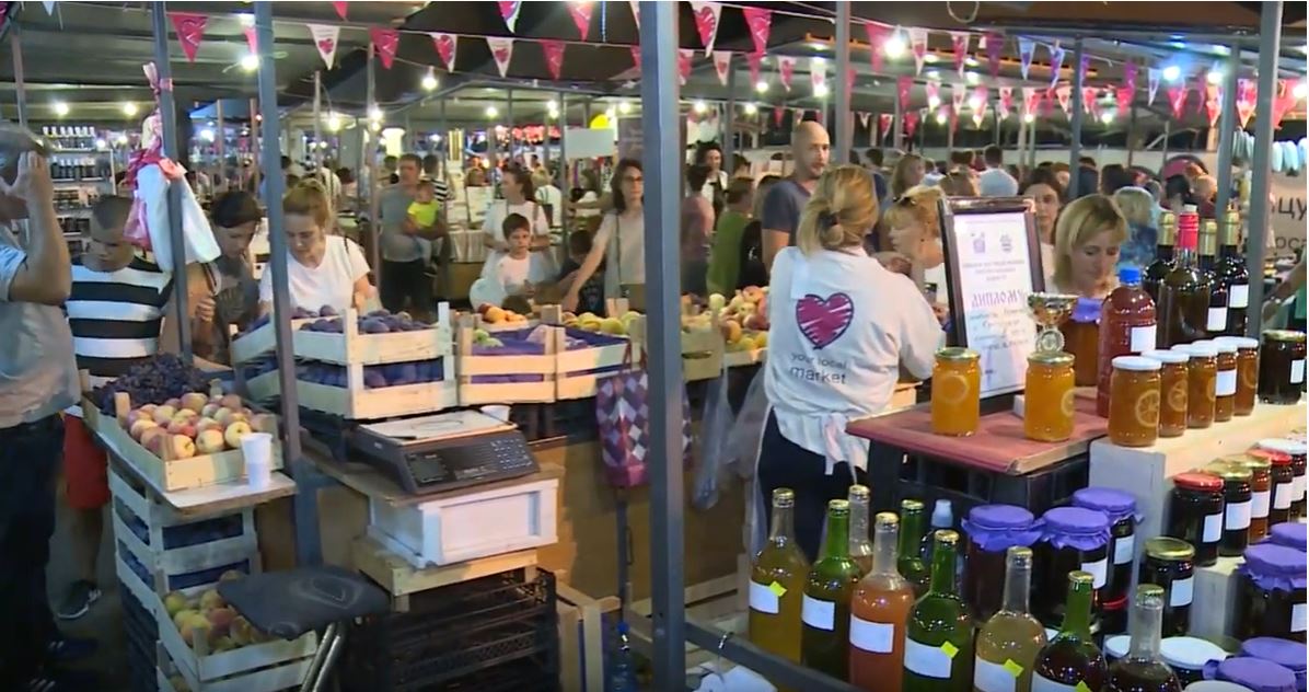 Beogradski noćni market ulepšao Đeram pijacu: Na sve strane ukusni ...