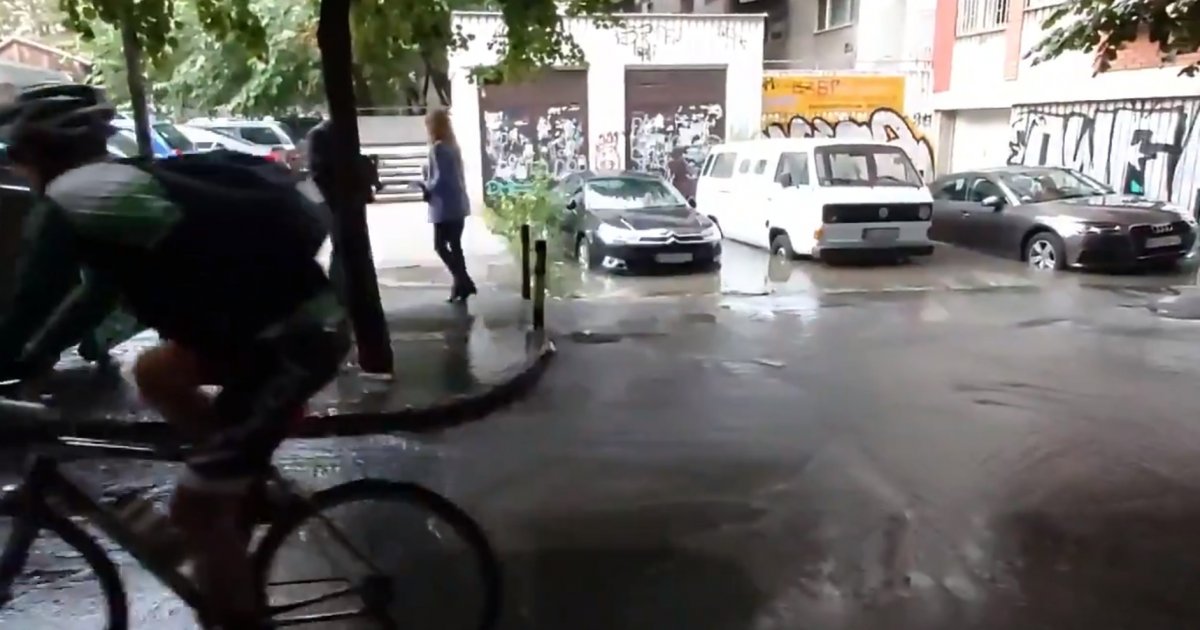 Kolaps ispred beogradske osnovne škole, pukla cev: Potopljeni parkirani ...