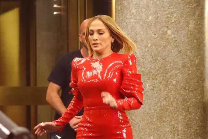 Džej Lo "oduvala" u haljini koju bez tuđe pomoći ne može ni da obuče ...