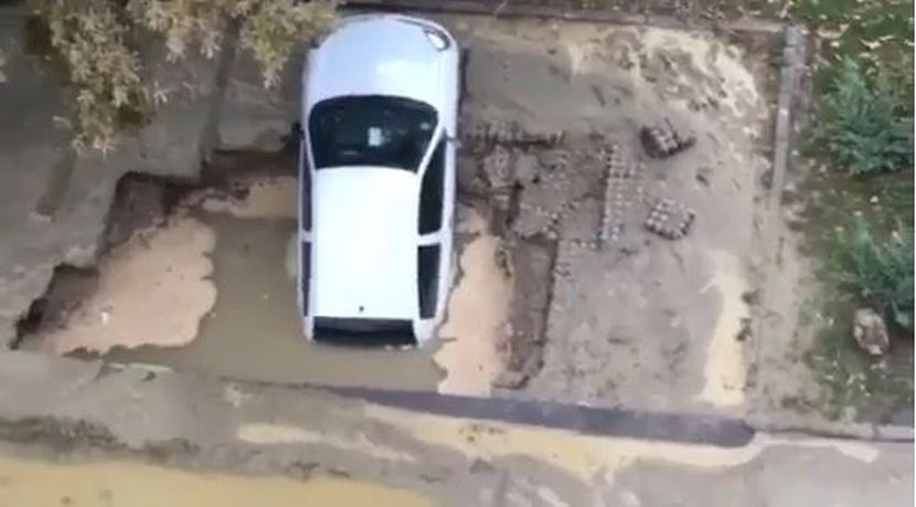 Pukla cev u Novom Sadu, stvorila se ogromna rupa, a automobil potonuo ...