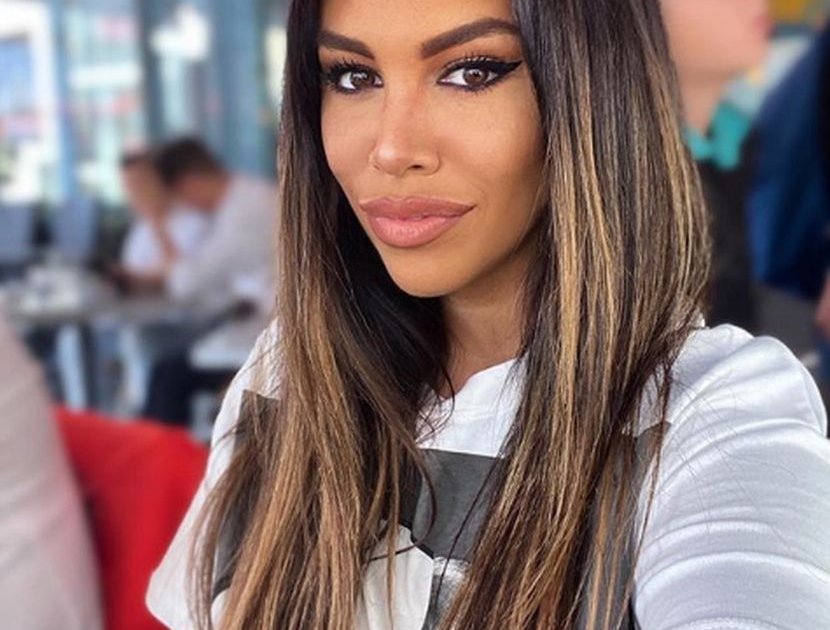 Čuva ga od javnosti: Kaja je među najatraktivnijim pevačicama, a evo ...