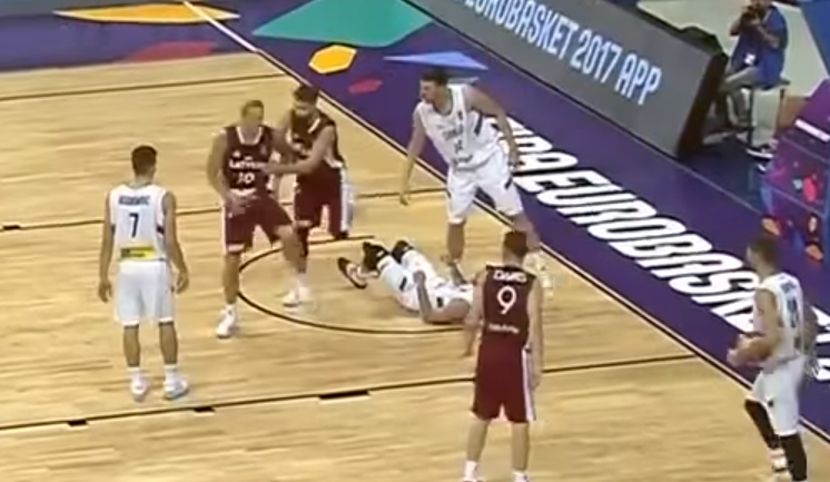 Tima je i na Eurobasketu napao Lazića: Letonac je triput udario ...