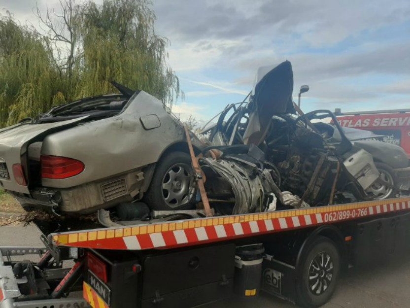 Terrible accident in Novi Sad: Mercedes cut in half and crumpled ...