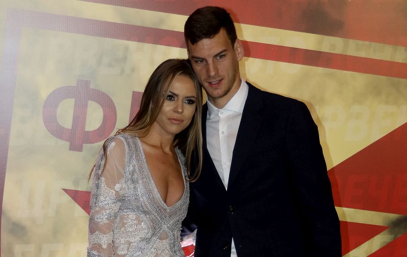 Svi su joj videli gaćice: Devojka fudbalera Zvezde u providnoj haljini ...
