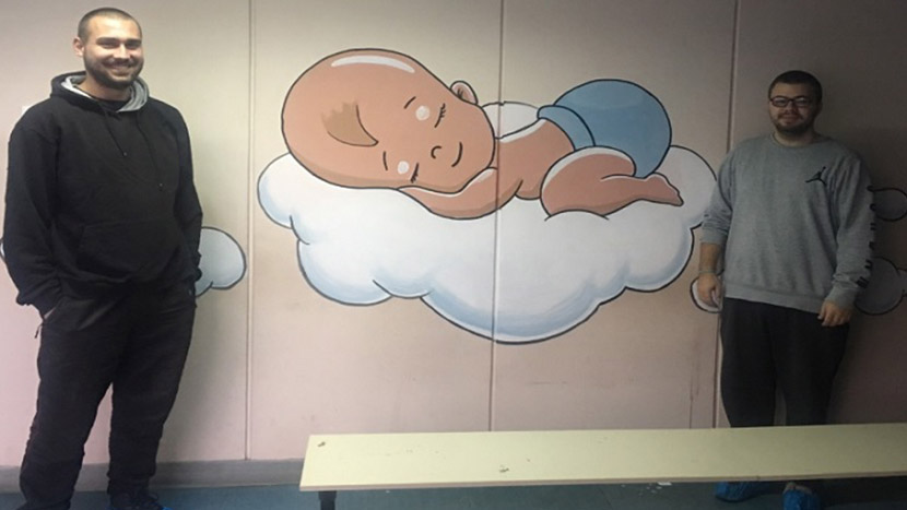 Od dosadnih zidova bolnice u Kraljevu dva momka napravila magično mesto ...