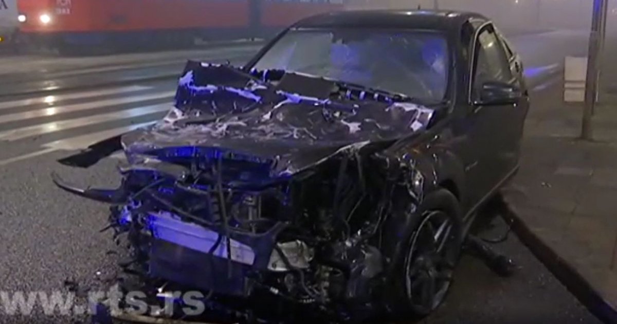 Karambol kod Vlade u slikama: Automobil potpun smrskan, vozilu policije uništena hauba - Telegraf.rs