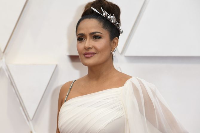 Selma Hajek objavila sliku pre i posle farbanja: Prvi put pokazala sedu ...