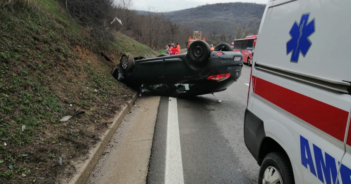 Nadrealan snimak iz Prijepolja: Automobil "nekim čudom" završio na krovu - Telegraf.rs