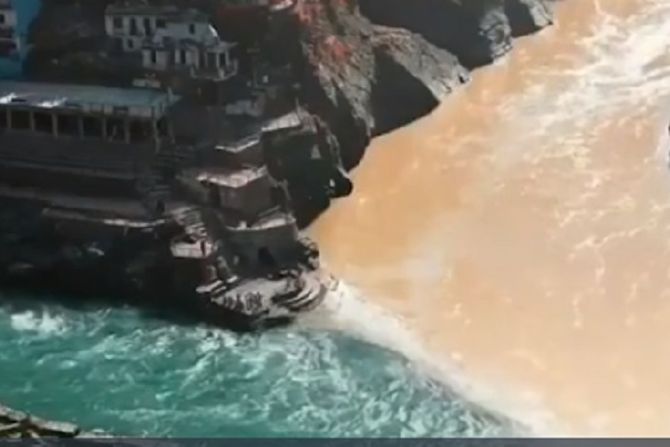 Spektakularno mesto na kojem dve pritoke formiraju svetu reku Gang ...