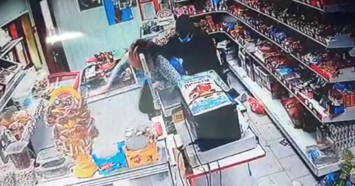 Lopov sa zaštitnom maskom na licu krvnički napao radnicu, a onda je ...