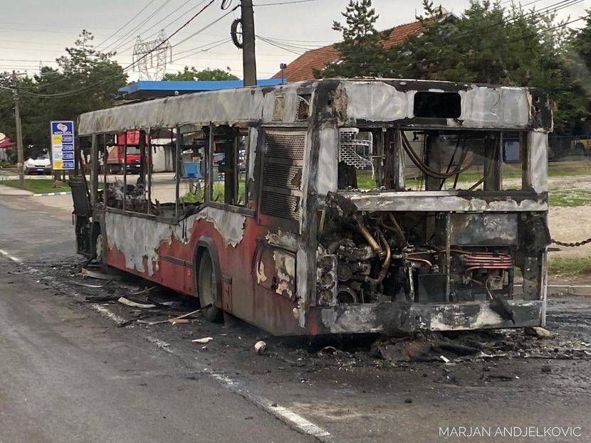 Zapalio se autobus usred vožnje u Boleču: Od njega ništa nije ostalo - Telegraf.rs
