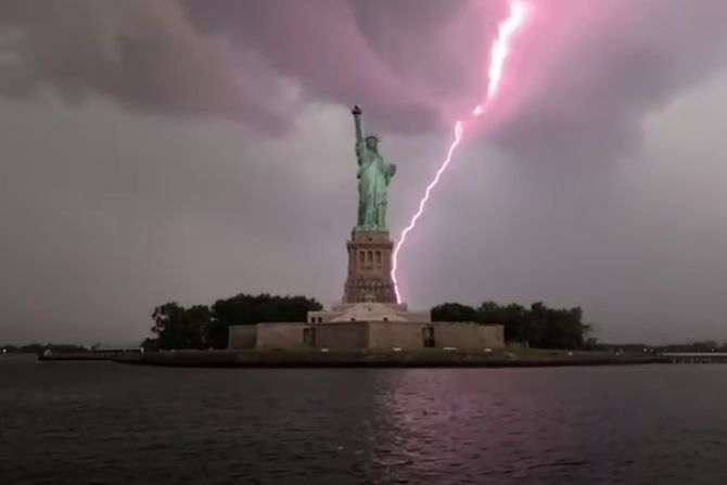 Snimljen neverovatan trenutak: Munja udara pravo u Kip slobode ...