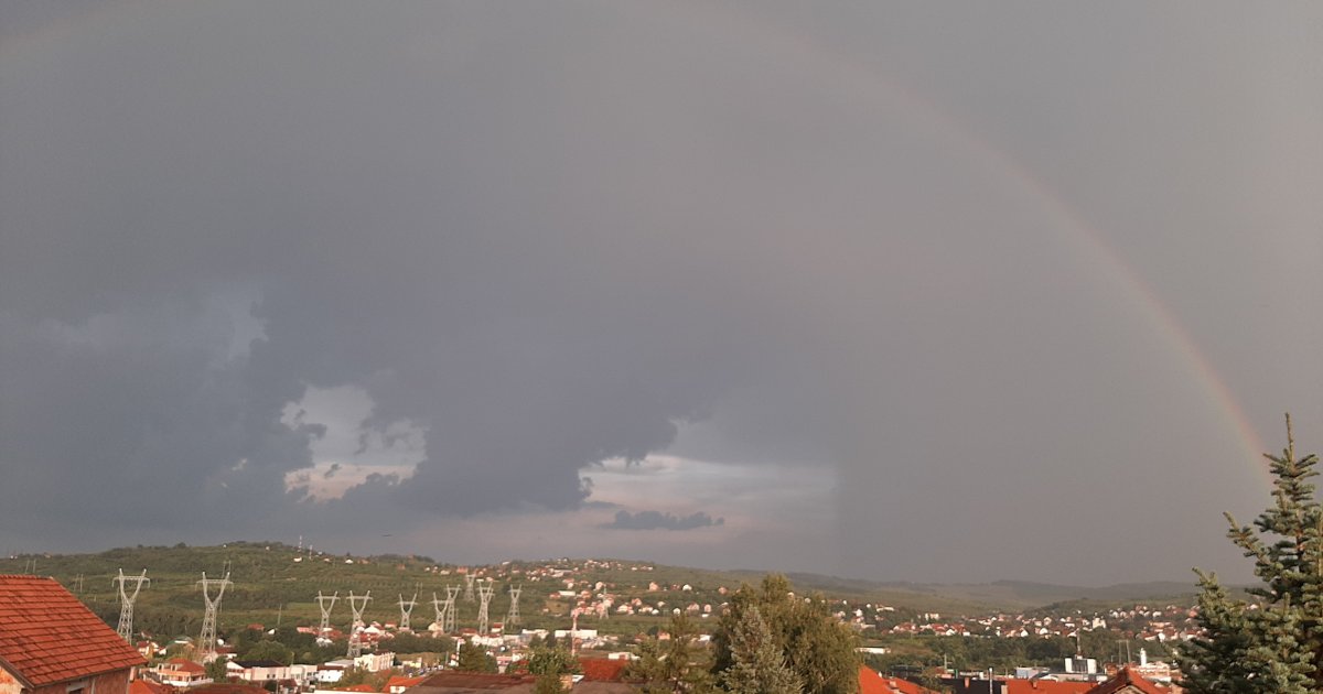 Neverovatna pojava na nebu usred nevremena u Leštanima: Pojavila se ...