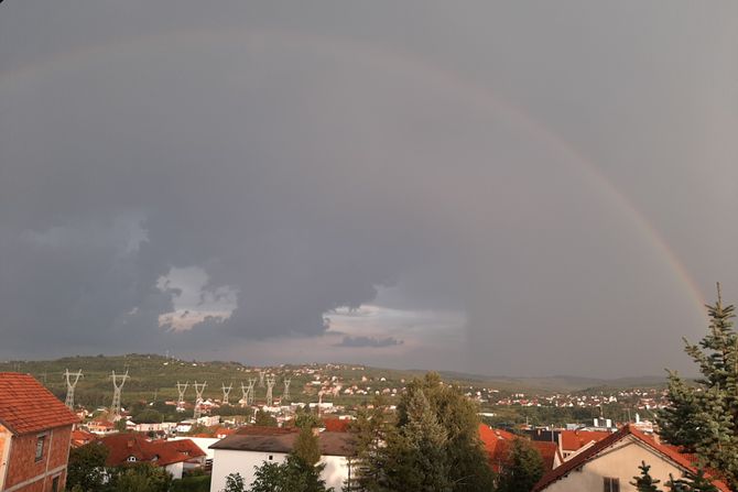 Neverovatna pojava na nebu usred nevremena u Leštanima: Pojavila se ...