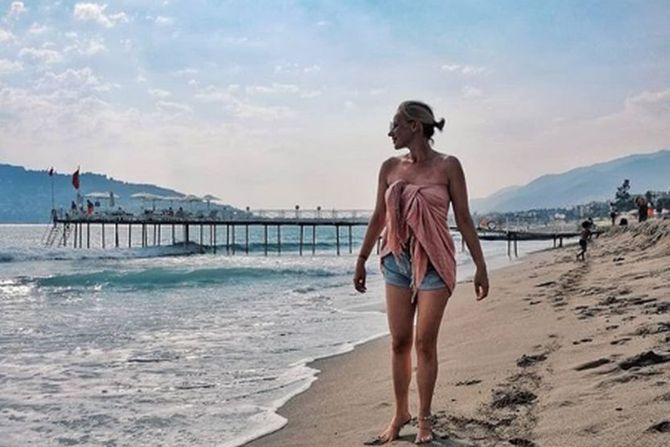 I ona se skinula! Voditeljka "Slagalice" u pesku pokazala vrhunsku liniju posle 3 porođaja ...