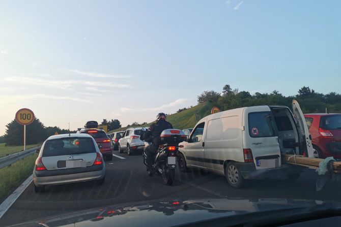 Teška nesreća kod Bubanj Potoka: Jedan automobil završio kraj puta na krovu - Telegraf.rs