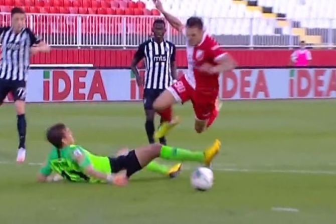 Penal ili ne za Vojvodinu? (Ne)sporna situacija pred golom Partizana ... Penal ili ne za Vojvodinu? (Ne)sporna situacija pred golom Partizana ...