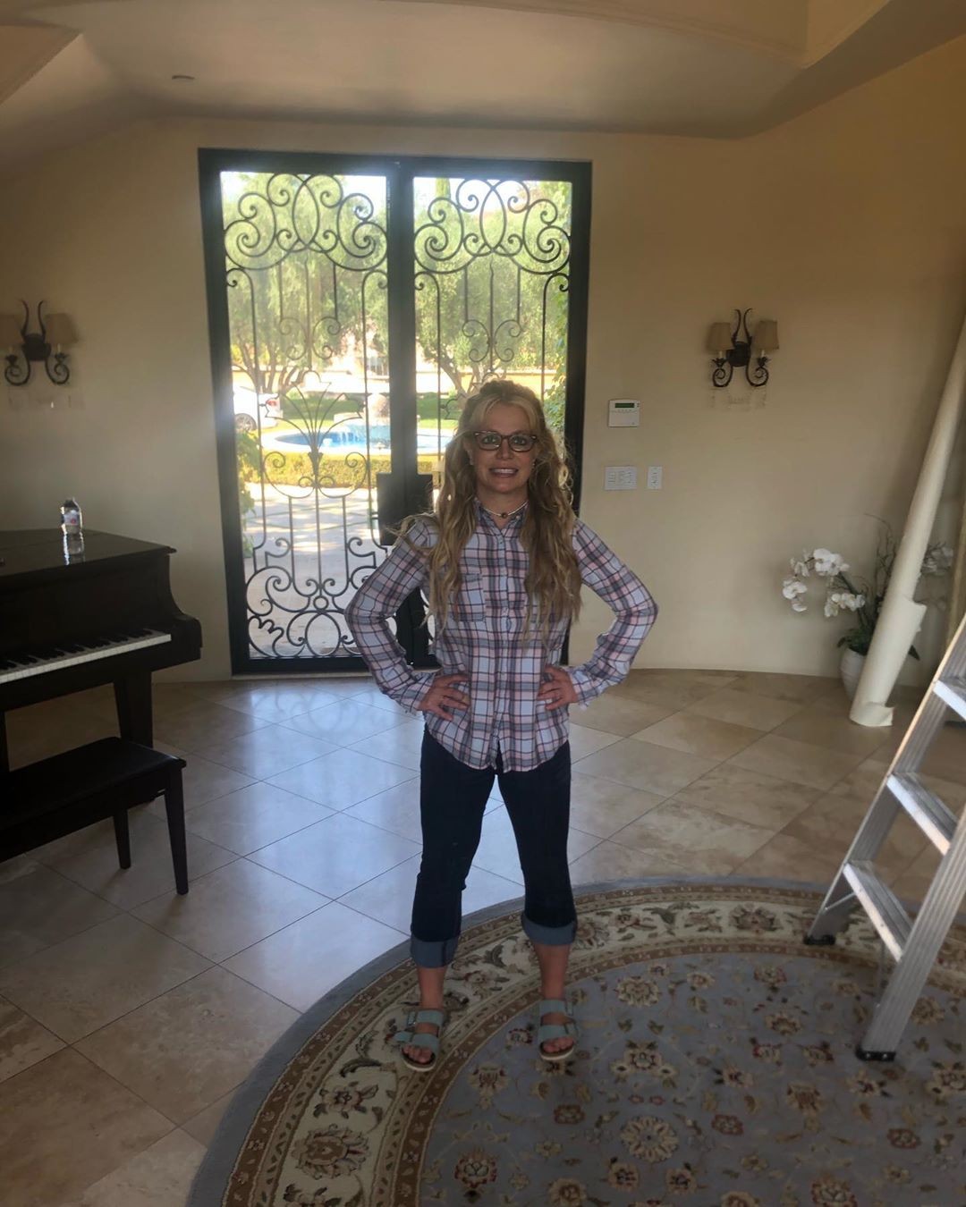 Britni Spirs ponovo izgleda kao da je neko prisiljava da se slika ...