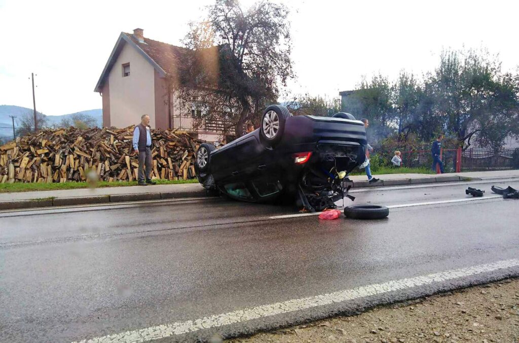 Žestok sudar kod Brodareva, automobil beogradske registracije završio na krovu - Telegraf.rs