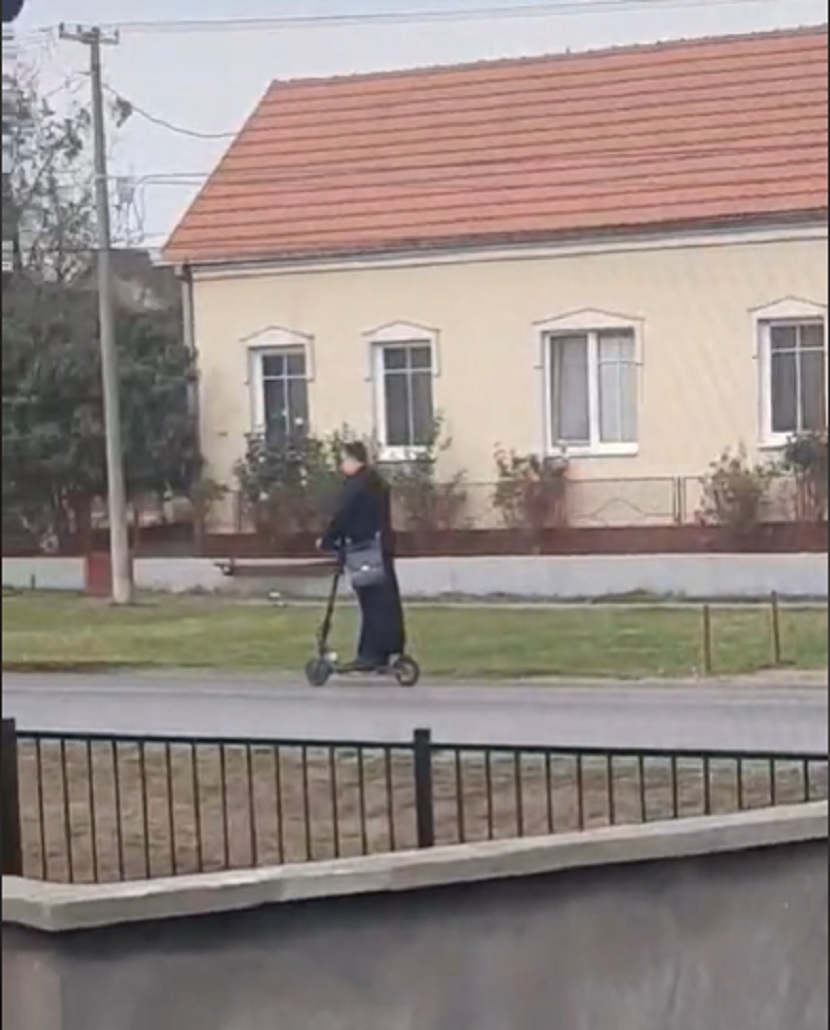 "Ne ide gas, nego pop": Seoski sveštenik na trotinetu postao hit ...