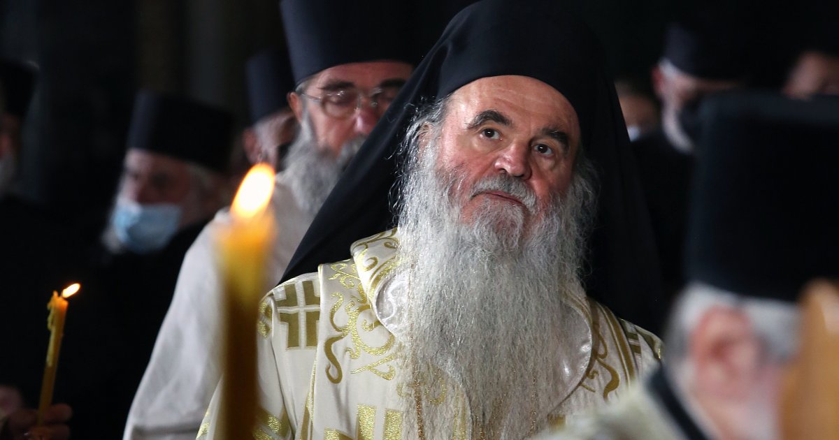 Episkop David uslikan na sahrani i bez maske: Nakon toga saznao da ima ...