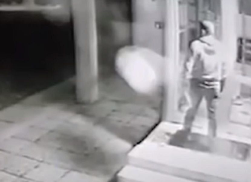 Pojavio se snimak pucnjave i ranjavanja Alibega na Novom Beogradu, puzeći izbegao kišu metaka ...