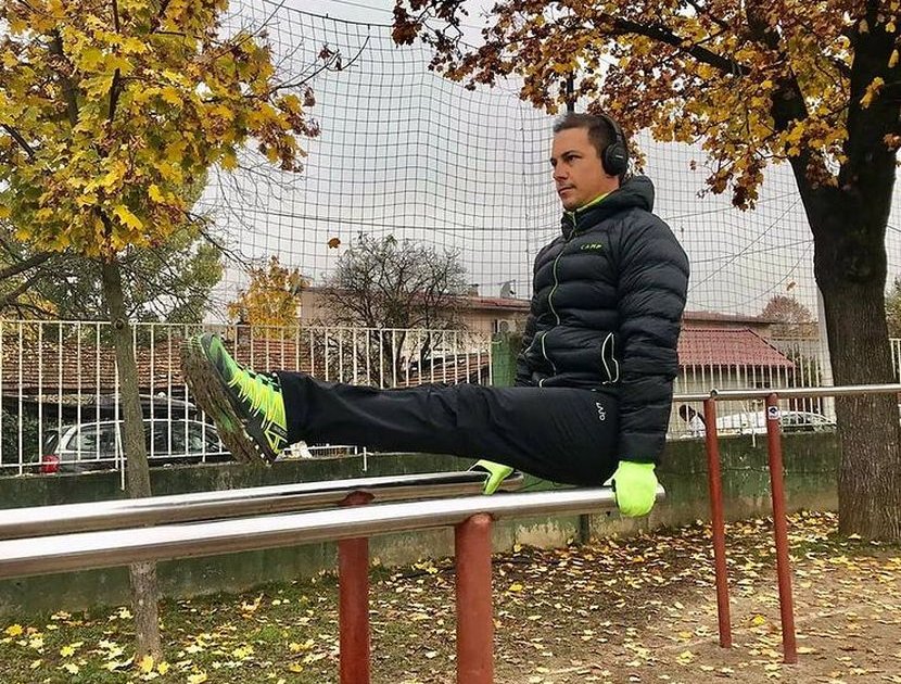 Najseksi hrvatski glumac u znak protesta upao u dvorište crkve i vežbao ...