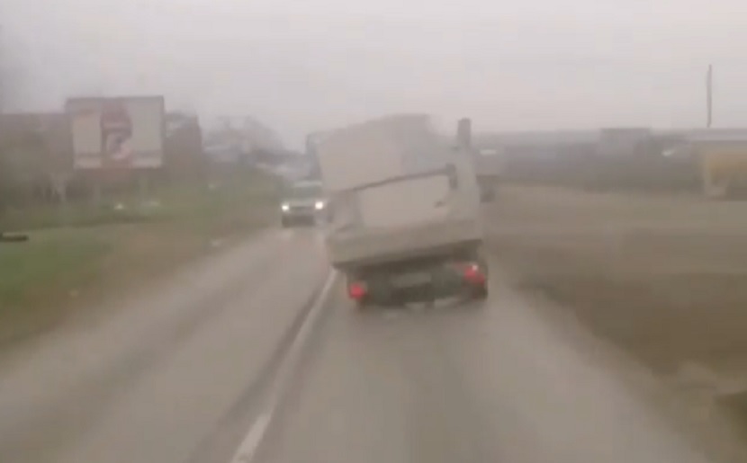 Full force of Kosava on display in Novi Sad: It sways a truck, then ...