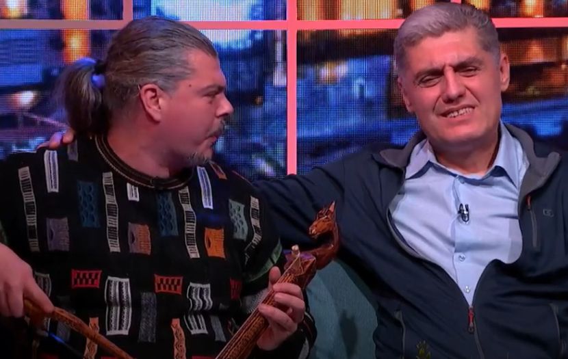 Miroljub Petrović učio Đusa kako da svira gusle: Reper se latio ...
