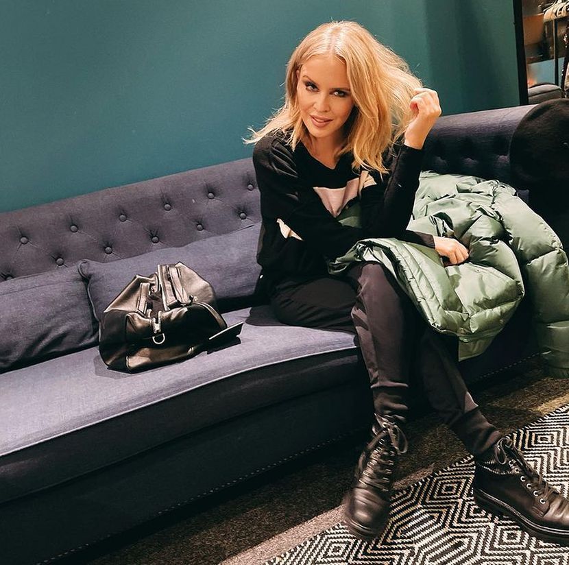 Kajli Minog u šestoj deceniji pozira u seksi ogrtaču do guze: "Ti si ...