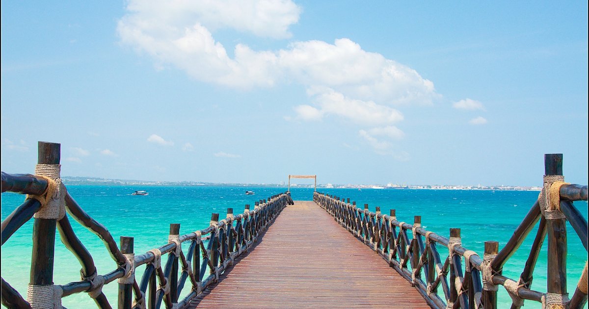 Iako poznat kao „Crna obala“, Zanzibar je tropski raj: Beli pesak ...
