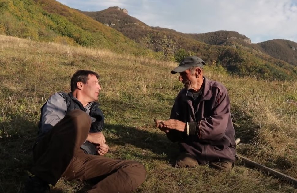 Deda Andra živi na Staroj Planini, nema obe noge, a seče drva, kosi i ...