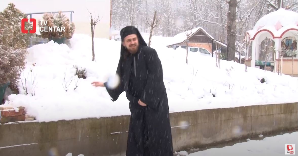 Radost i grudvanje u manastiru Zlatenac: Skupili mantije, pa pokazali ...