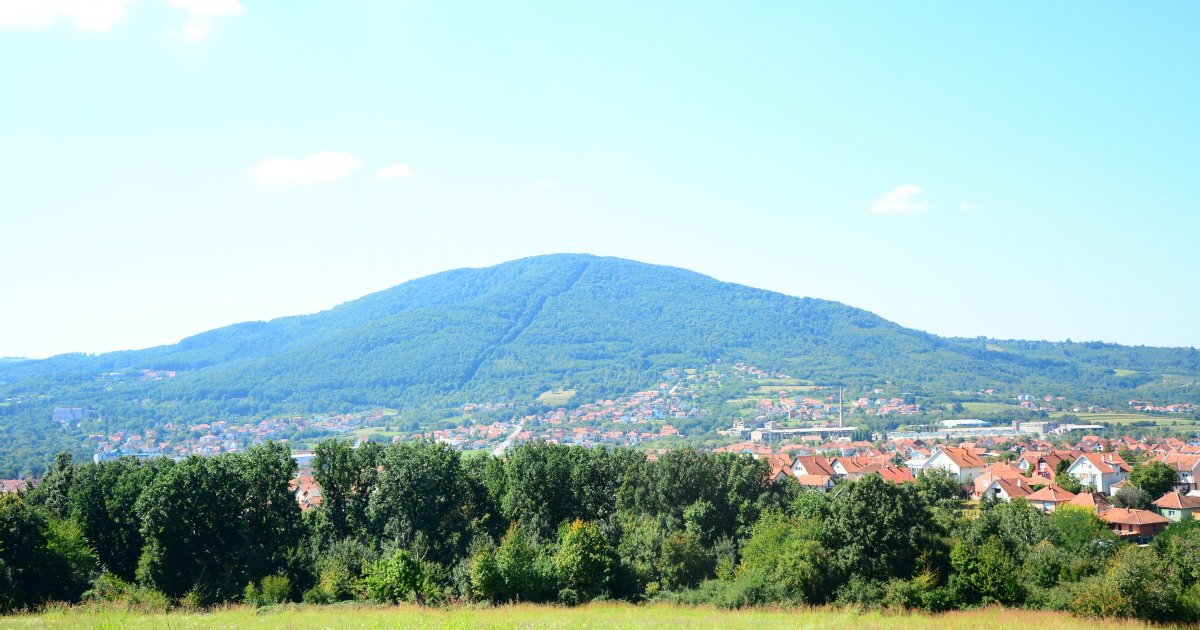 Sa nje puca pogled na plodnu Šumadiju: A u njenom podnožju se ugnezdila ...