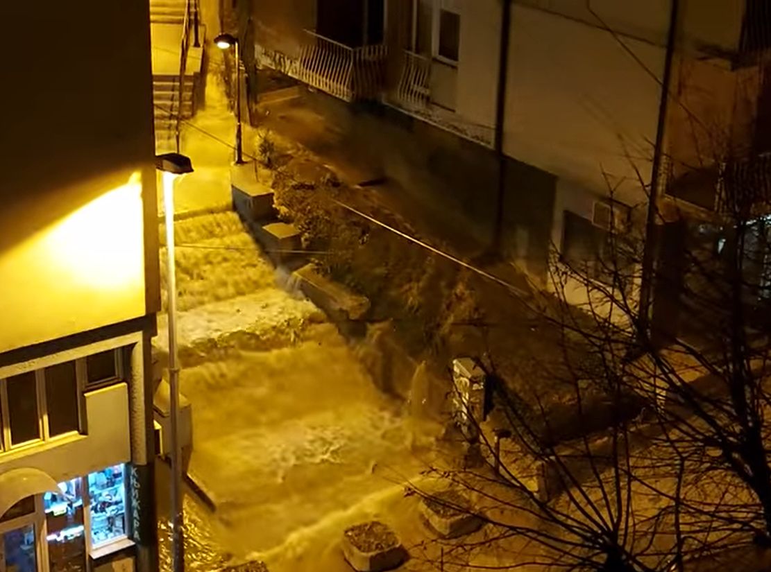 Potop u Užicu: Pukla vodovodna cev u centru grada, voda šikljala na sve ...