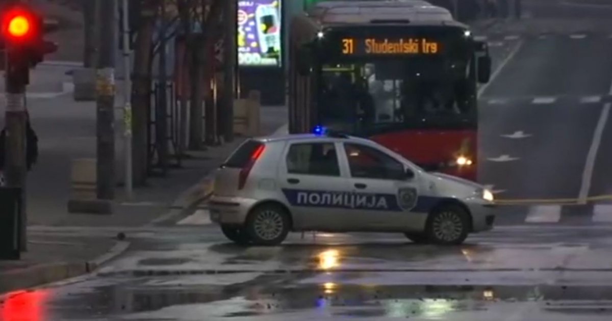 Pukla cev na Terazijama, od manjeg gejzira nastala bara - Telegraf.rs