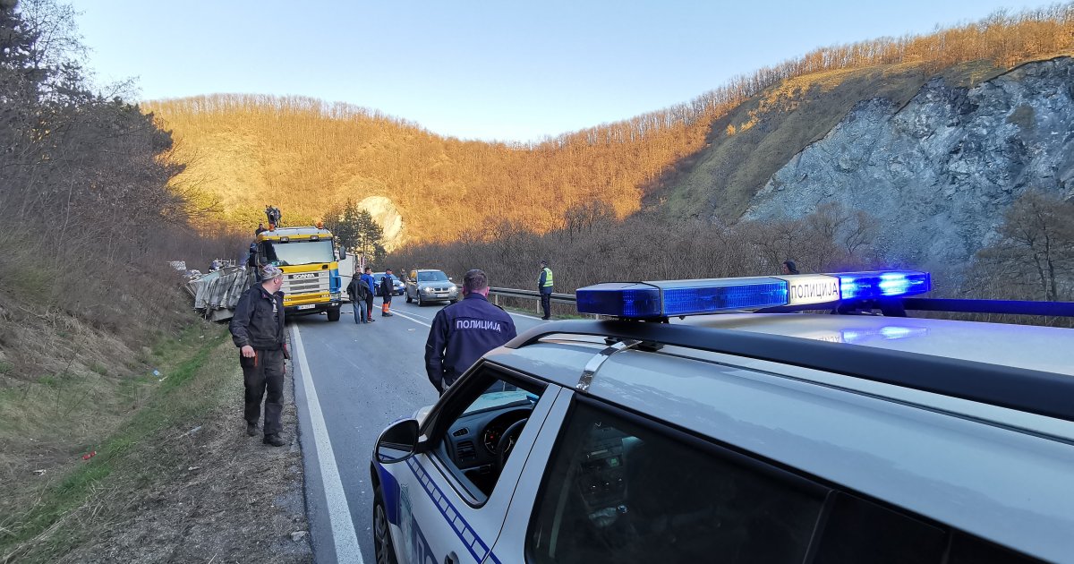 Saobraćajna nesreća kod Niša: Vozilo sletelo s puta i prevrnulo se - Telegraf.rs