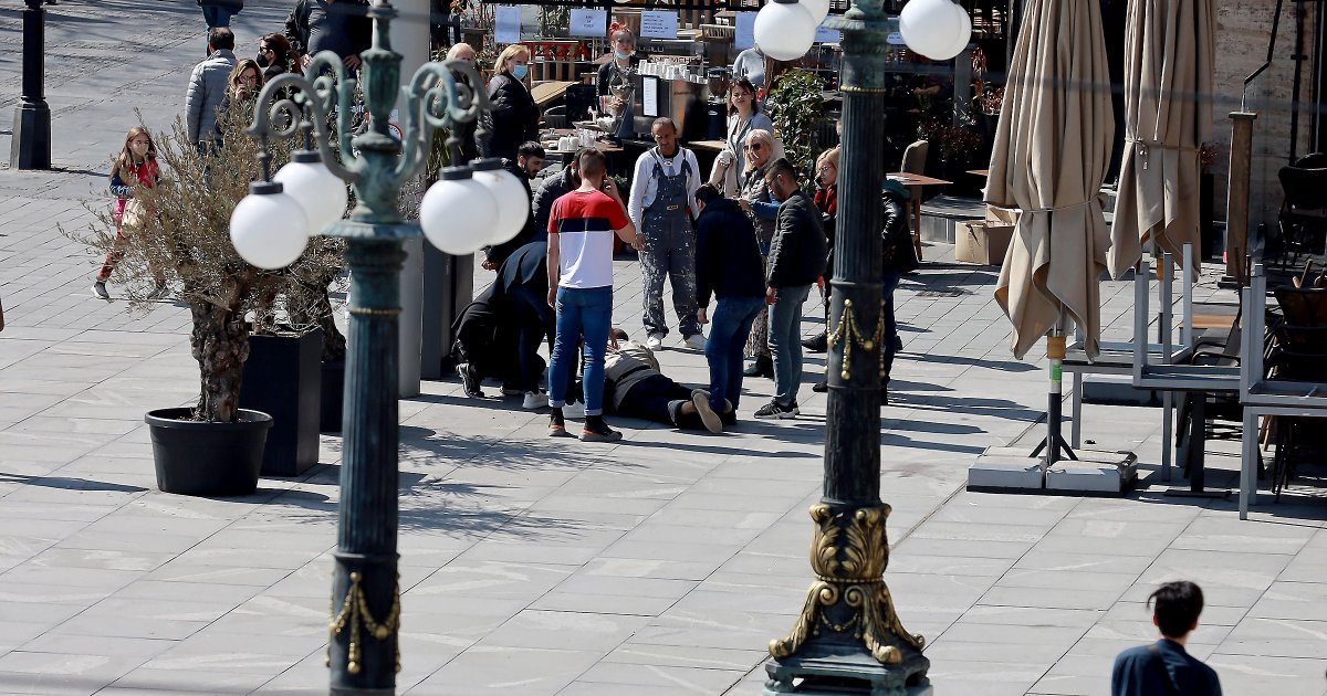 Čoveku pozlilo na Trgu republike, ležao na asfaltu, imao epi napad ...