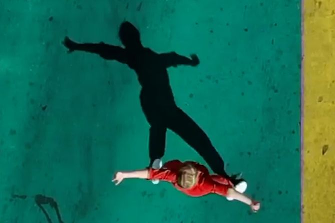 Igra senki nad betonom: Ona pleše zajedno sa svojom siluetom - Telegraf.rs