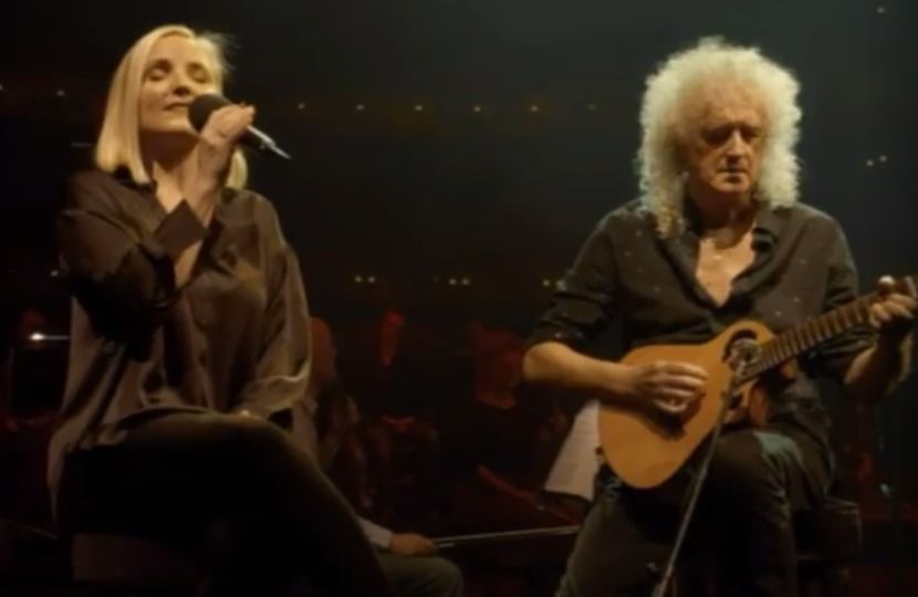 Brajan Mej je virtuoz i na akustičnoj gitari: Pogledajte kako je odsvirao numeru "Amazing Grace ...