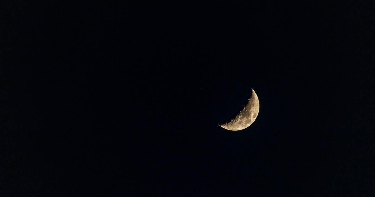 Kao savršenstvo nacrtano u knjizi: Pogledajte fotografiju Mladog Meseca ...