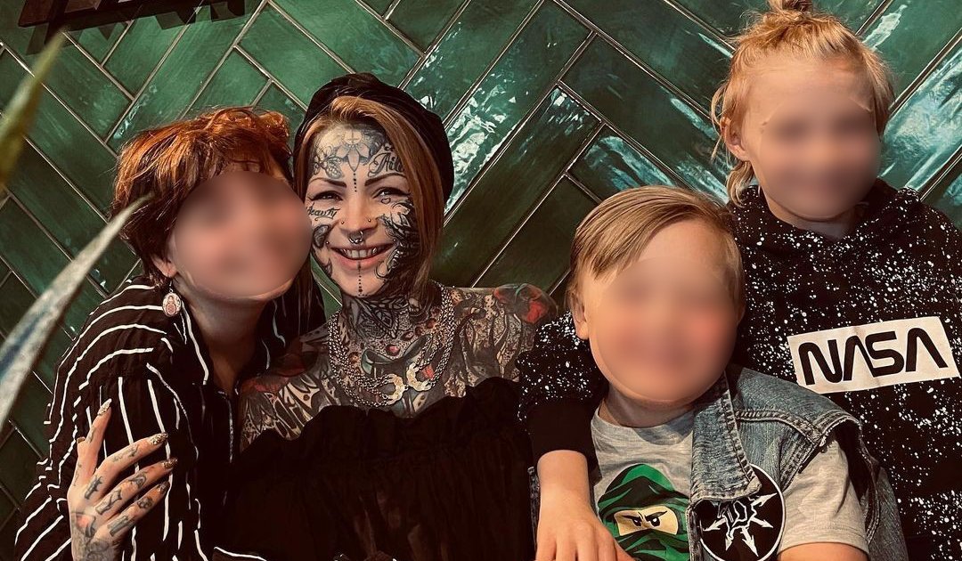 Aleksandra je majka troje dece i ima tetovaže na 99 odsto tela ...