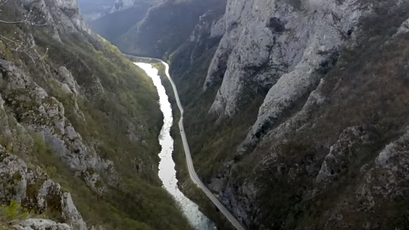 Neverovatna scena u kanjonu Tijesno: Devojka se vozila na haubi vozila - Telegraf.rs